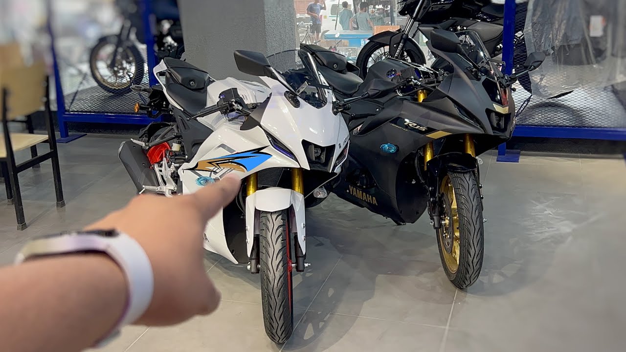 Yamaha R15 V4 Black & White Colour🔥~ Which one best ? On road price ...