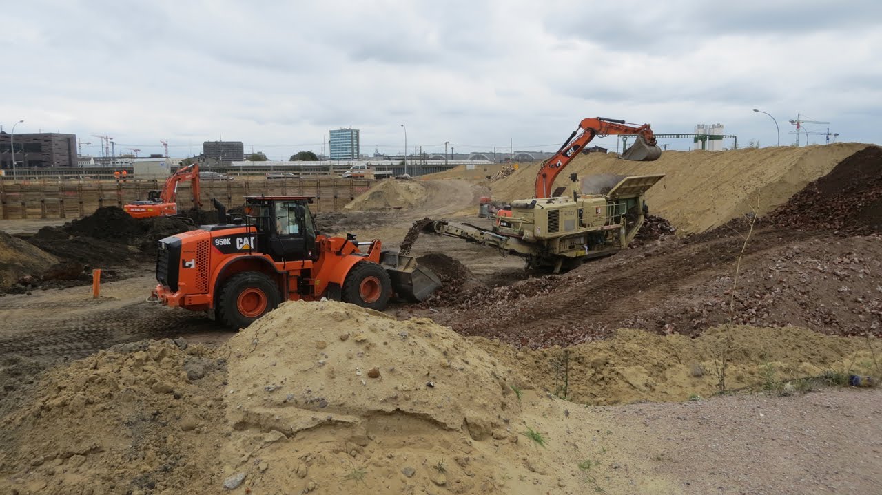 Bagger CATERPILLAR 319D, Radlader CAT 950K und Backenbrecher REV GCV ...