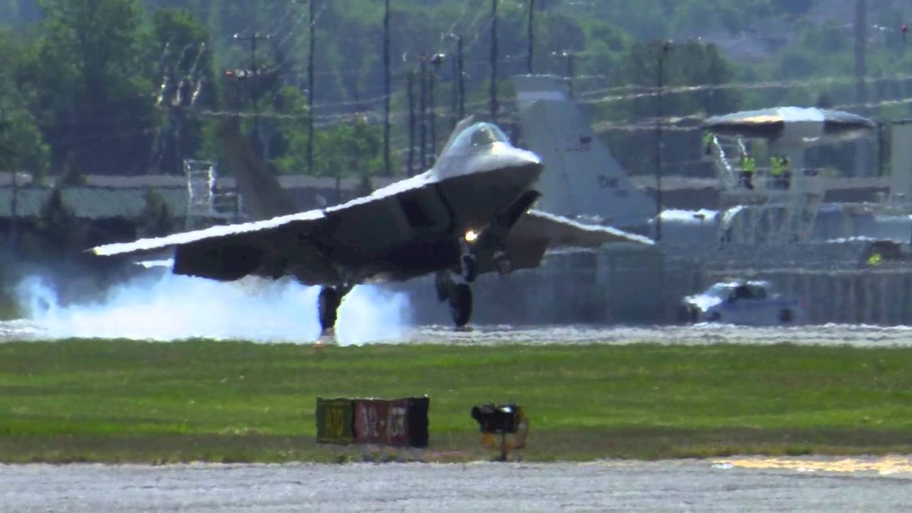 ClOSE UP and LOUD F-22 Raptor Fly-by, go around and landing at KBFI ...