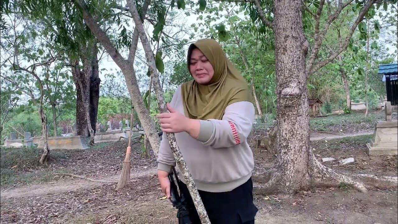 SORE” BUNDA DEWI&BUYUNI DAN REVA NGRESIKI MAKAM E MBAH KONG APE PAMITAN MANTUK MALAH TANGISAN😭🙏🏻 ...