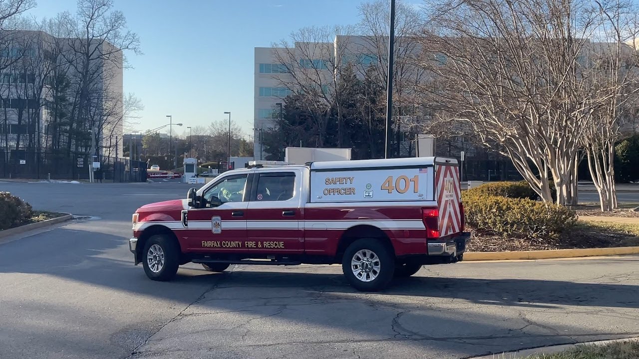 Medic 425, Deputy Chief 401 & Safety 401 Responding to a reported House ...