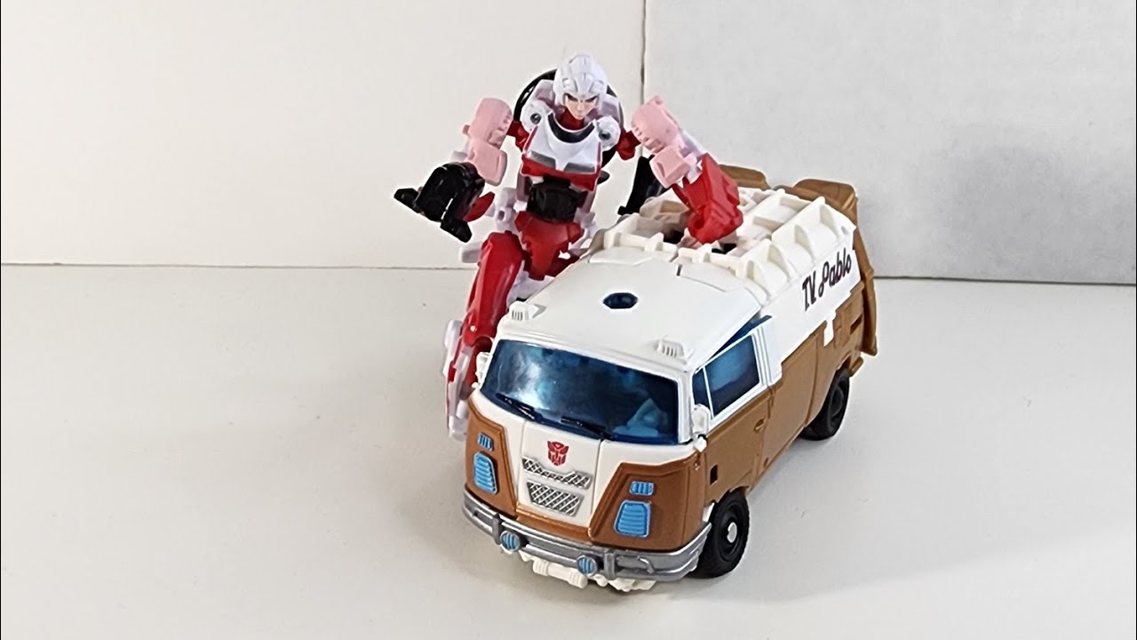 Transformers Studio Series ROTB Core Class Arcee - YouTube