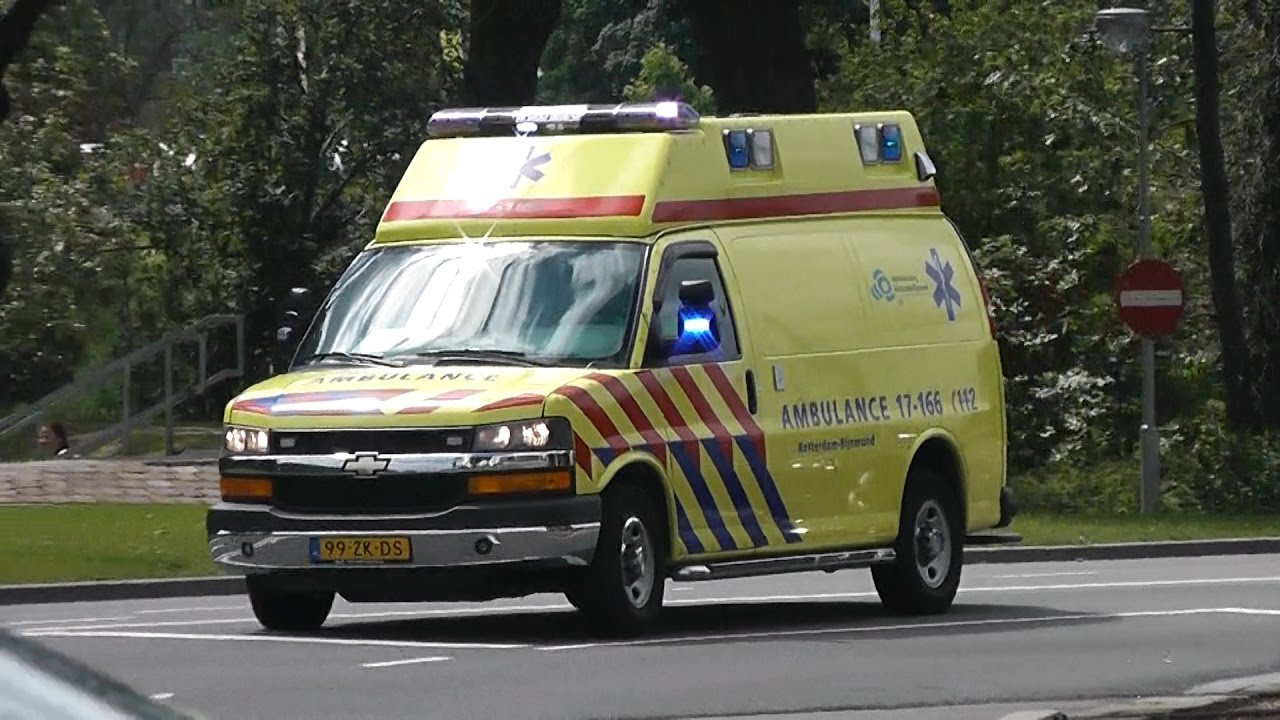 Ambulance 17-166 met spoed naar EMC Rotterdam - YouTube
