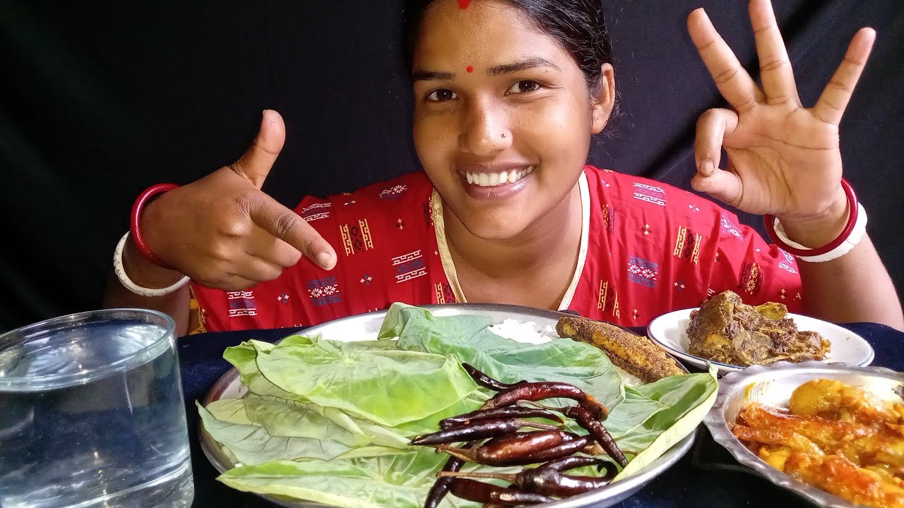 Eating show spicy 🔥chilli 🌶 Kochu pata Varta🥬spicy fish curry and rice ...