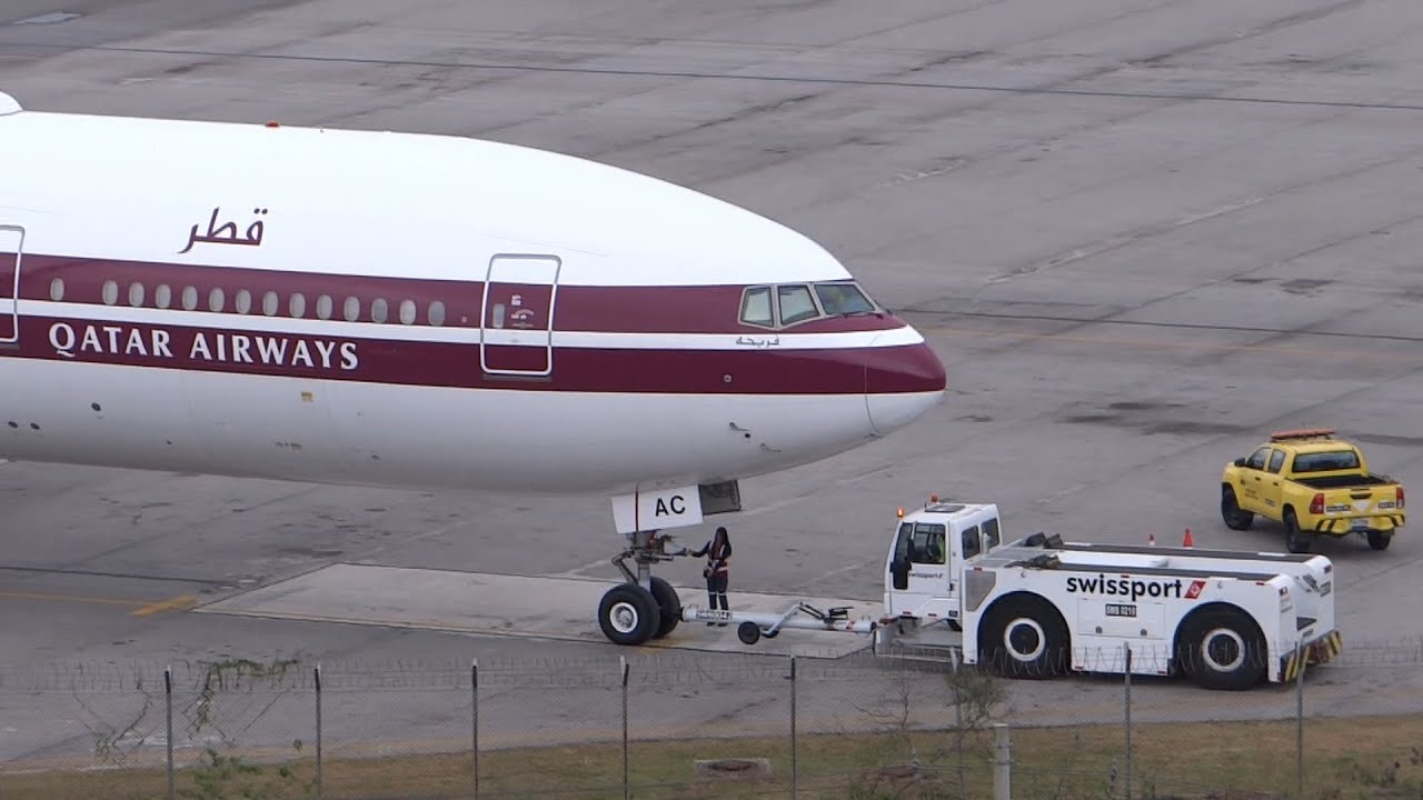O belíssimo Boeing 777-300/ER da QATAR Airways RETRO Livery no ...