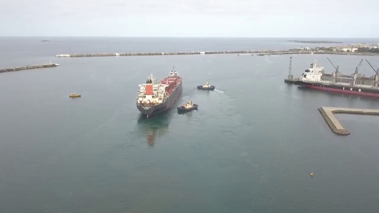Iron Chieftain departing Port Kembla - YouTube