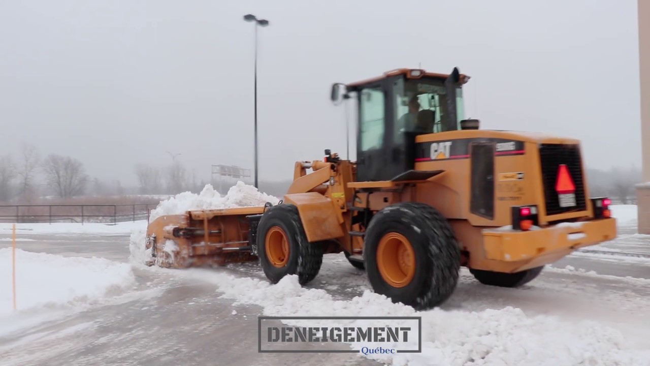 CATERPILLAR 938G PUSH LOT OF SNOW !!! - YouTube