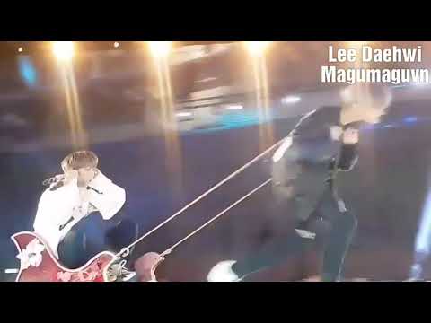 Supper Daehwi. Khi Hwi rái cá kéo xe chở thỏ Hoon :)))