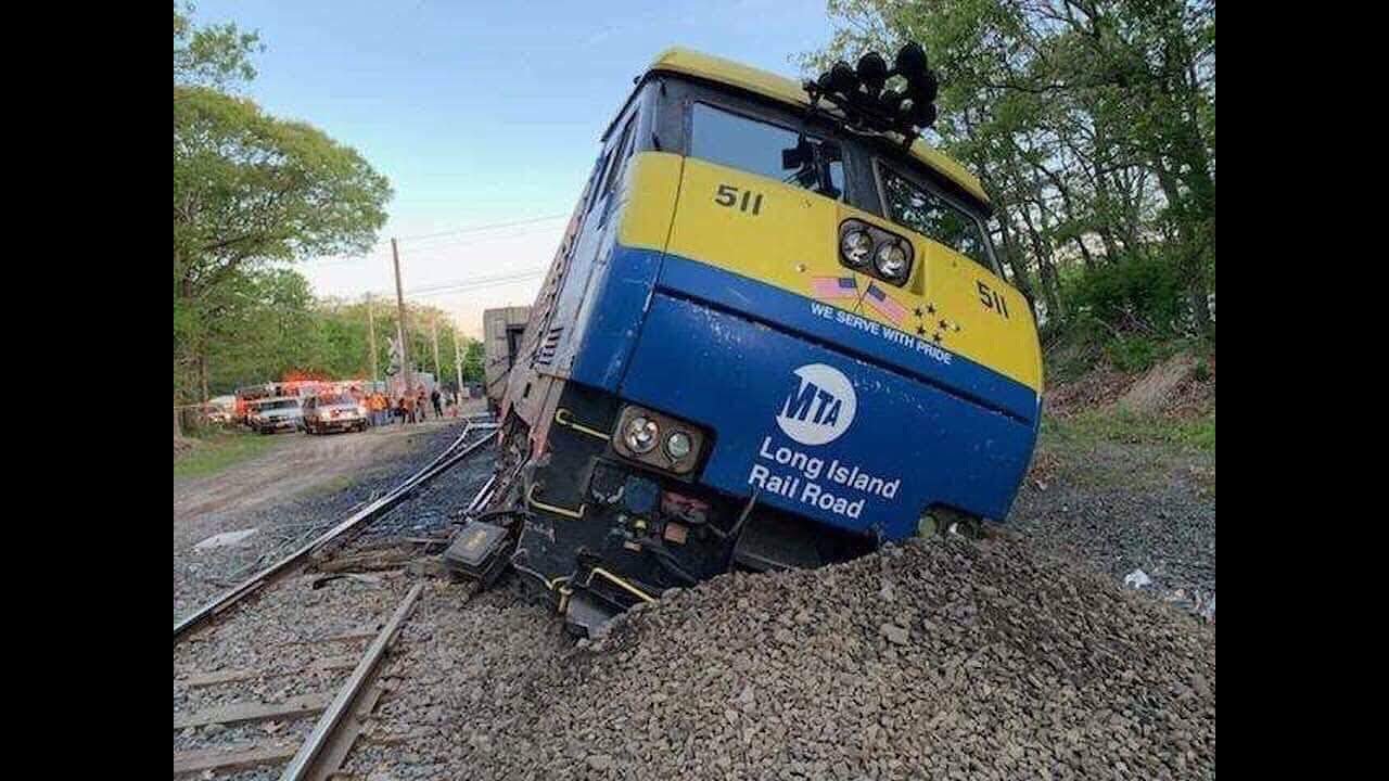 LIRR 168 and 161 tow disabled #5785 to Jamaica - YouTube