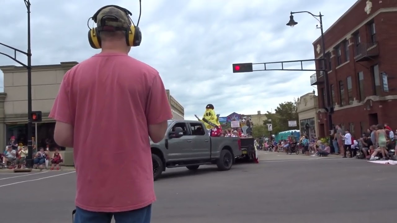 Wedgie Cheese Days Mascot at 2022 Cheese Days Parade - YouTube