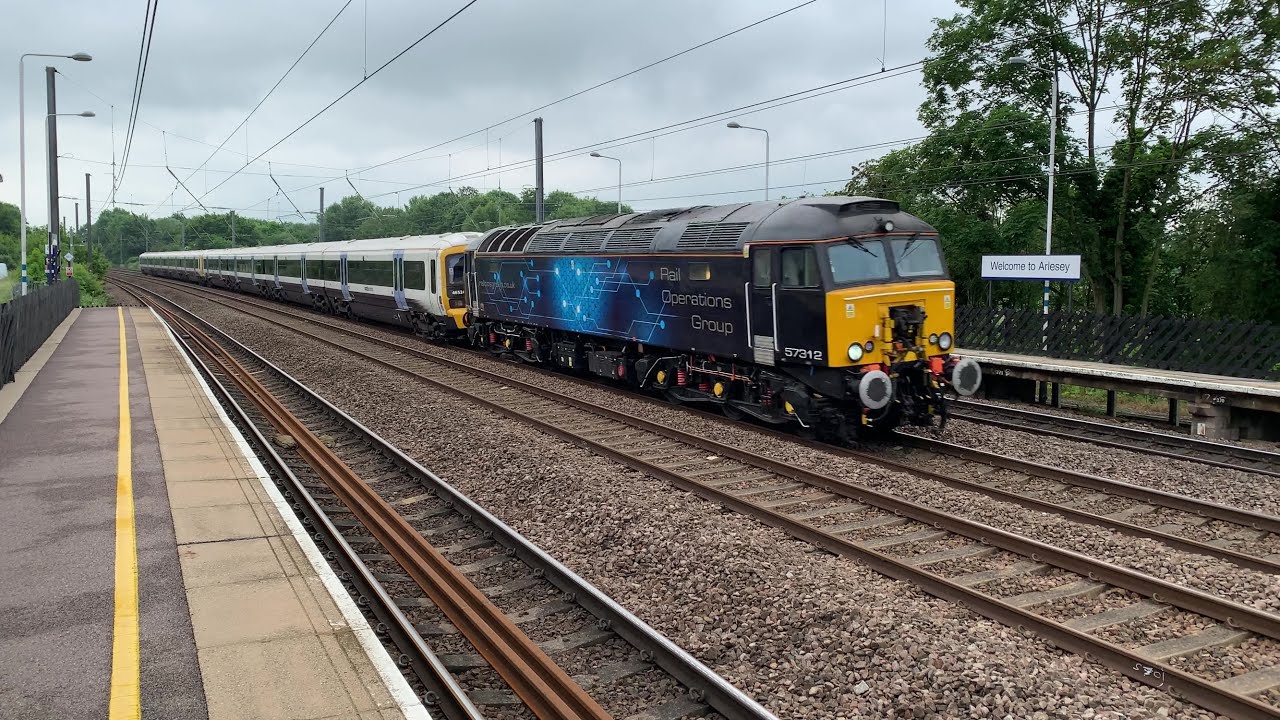 ROG class 57, 57312 passing Arlesey with two class 465 units - 17/06/21 ...