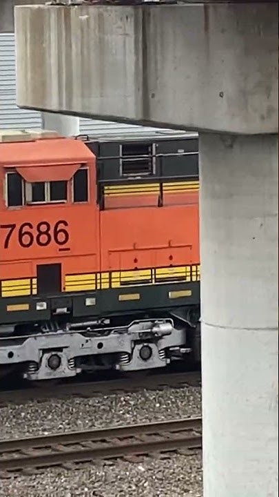BNSF Clean 7686 H2 DPU - YouTube