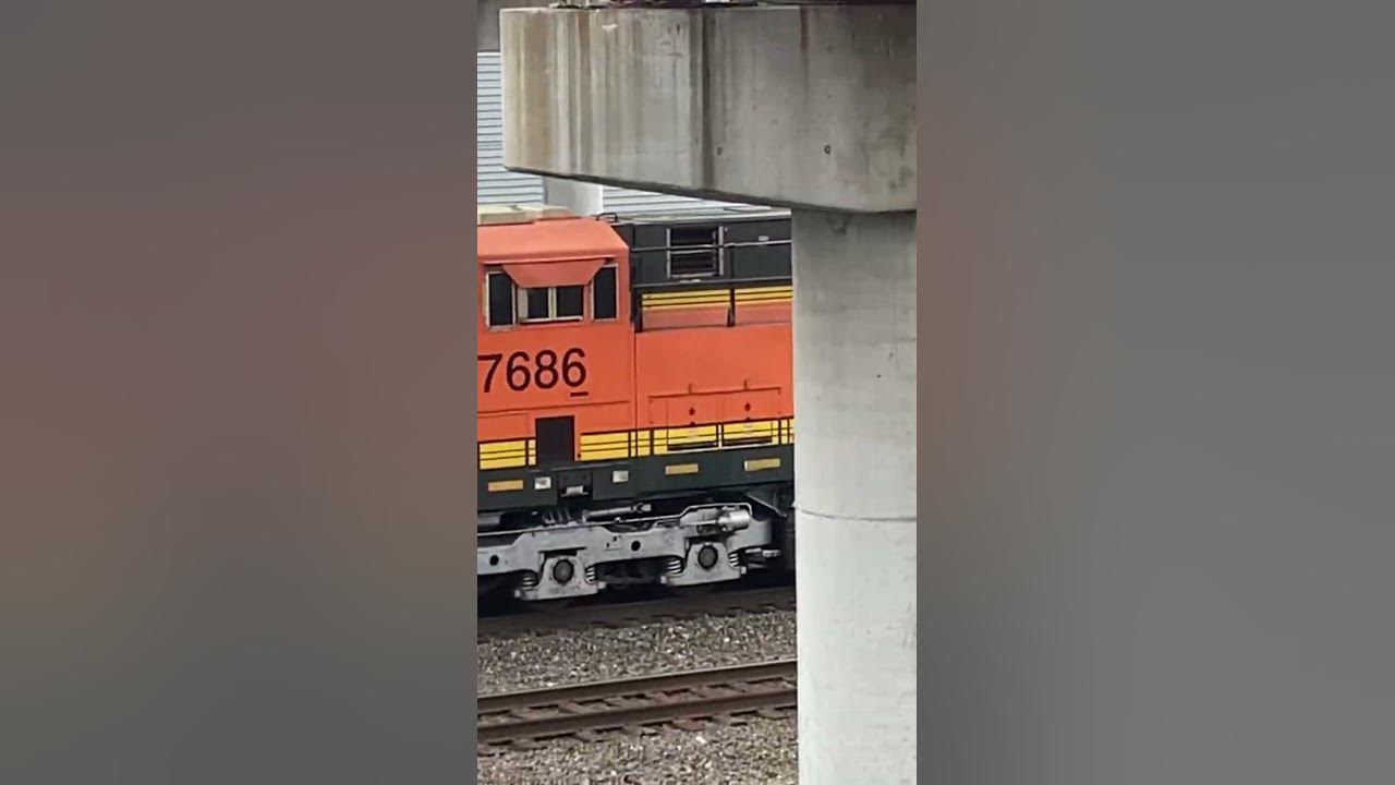 BNSF Clean 7686 H2 DPU - YouTube