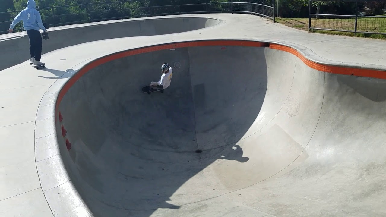 Pool Skateboarding @Peck Park & a couple of dudes flyin off the hip! 8 ...