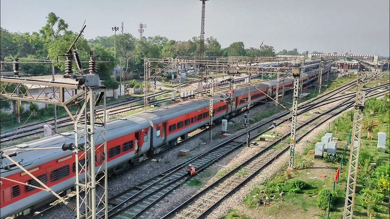 Top view: 12715 Sachkhand Express departing from Agra Cantt Station ...