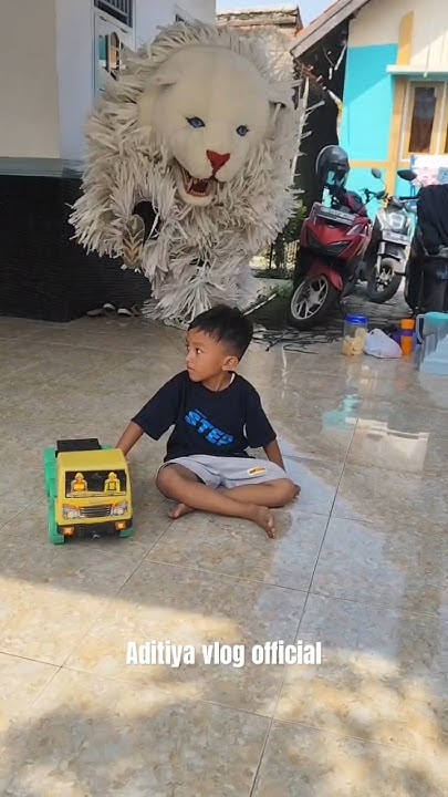 Lagi asik mainan mobil truk tiba-tiba dimakan can macanan dari belakang - YouTube