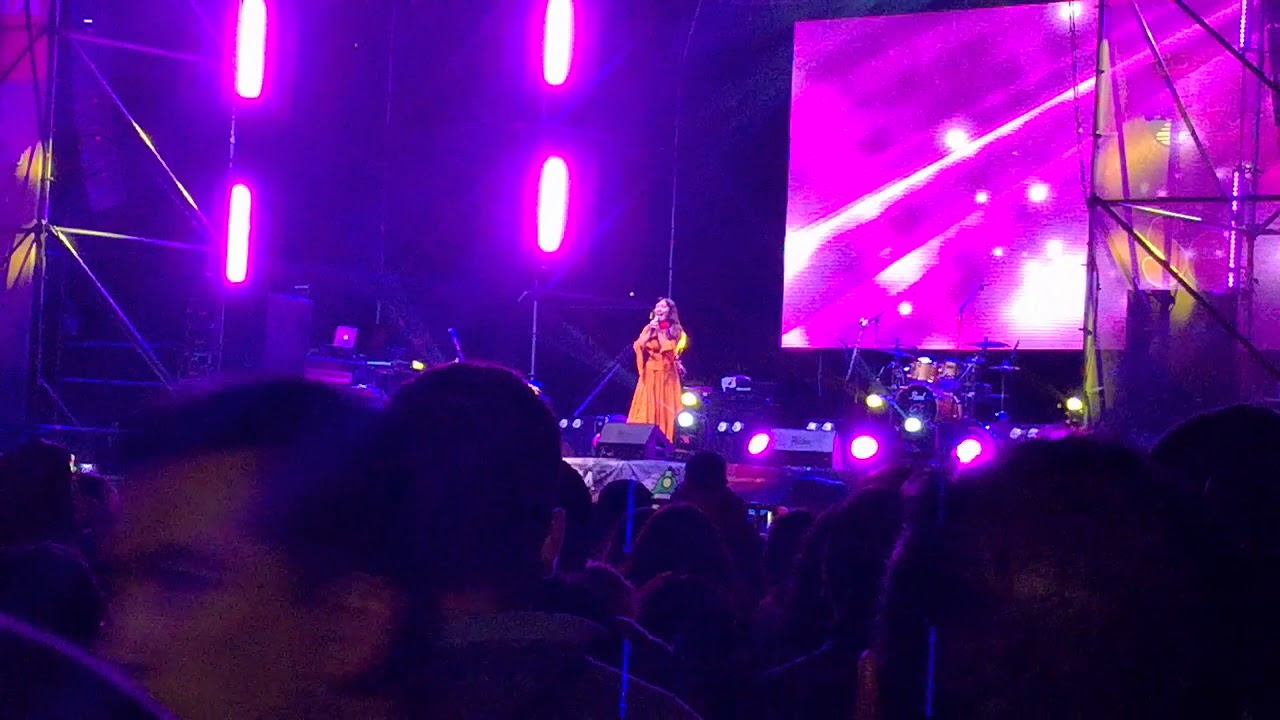 Gladys Muñoz en Lota | Viuda sin nada | Música cristiana - YouTube