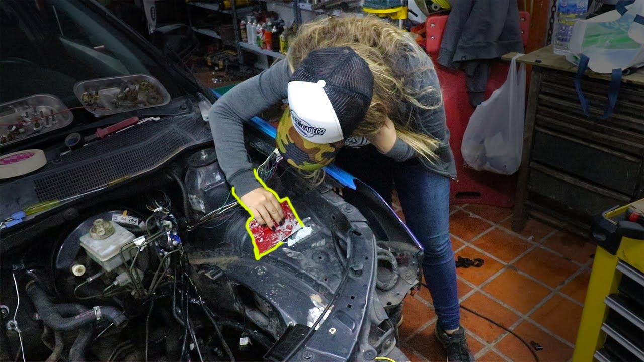 Empezando la preparación del vano motor - YouTube