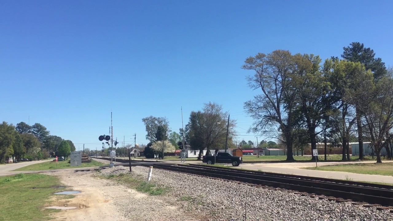 CSX F707-01 w/ 8502 leading in Pembroke NC and Friendly Engineer - YouTube