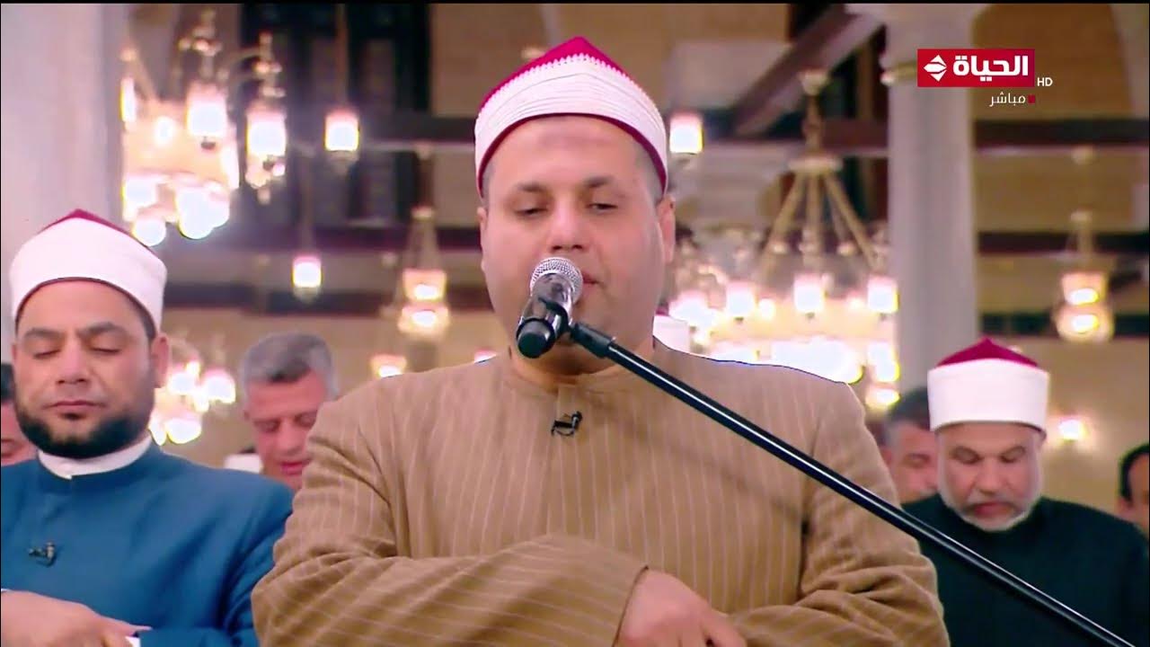 القارئ إبراهيم راشد الفشني يؤم المصلين في صلاة العشاء من داخل مسجد