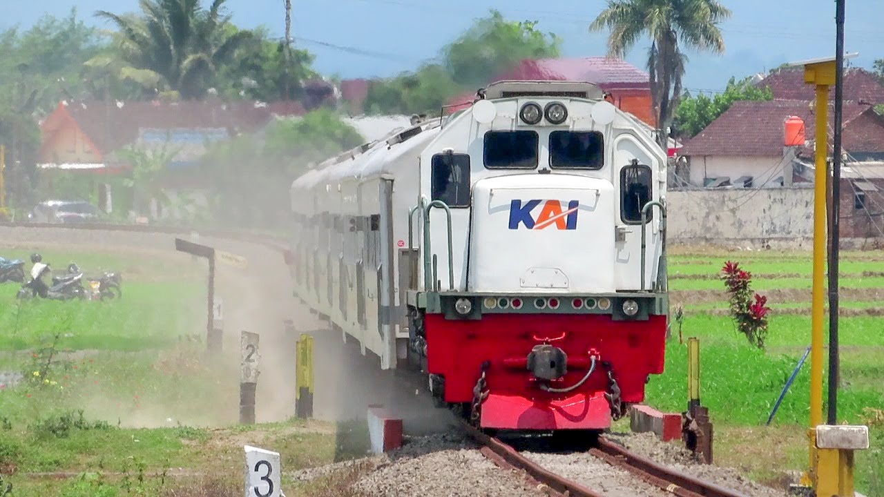 DEBU BATU BALLAST SAMPAI BETERBANGAN ! Kereta Api Datang Berangkat ...