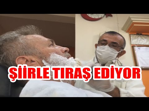 BU BERBER, MÜŞTERİLERİNİ ŞİİR OKUYARAK TIRAŞ EDİYOR (ALİ YAKA)