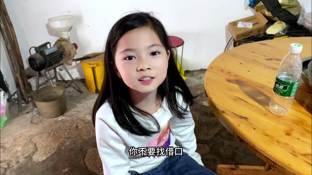 母猪下崽，小伙当接生婆，结果被闺女调侃，过程相当搞笑幽默！ Youtube