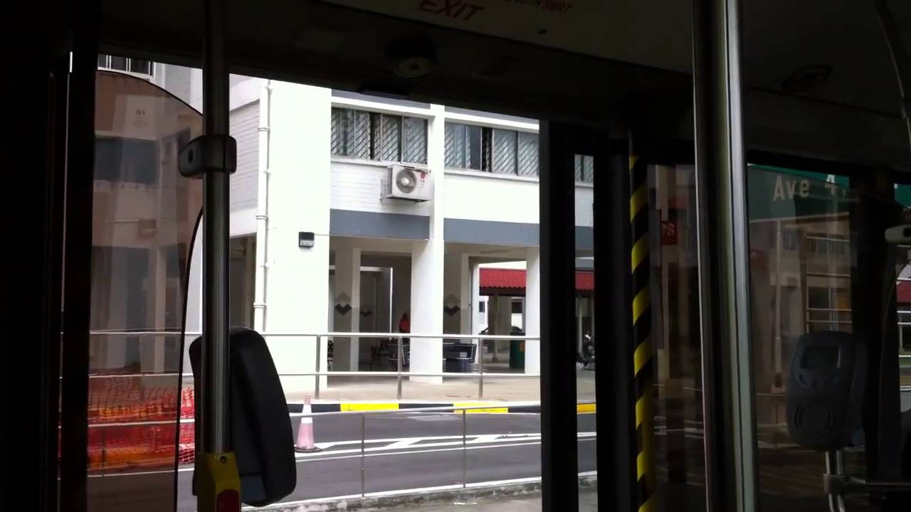 [SMRT Buses] SMB142J on service 811 - Rear doors in operation - YouTube