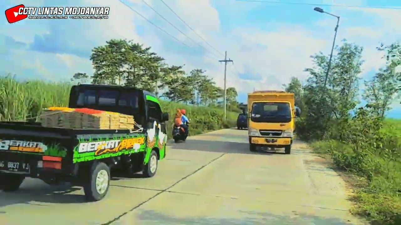 dump truk oleng lintas mojoanyar!! #cctvlintasmojoanyar - YouTube