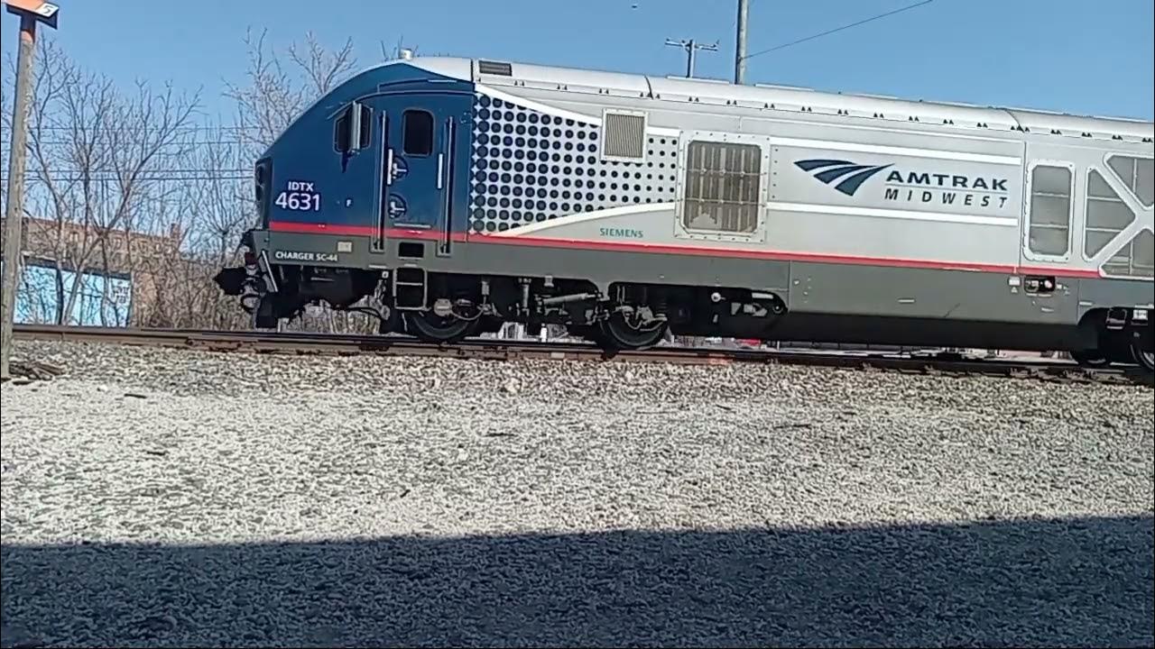 amtrak 350 crawls into Pontiac - YouTube