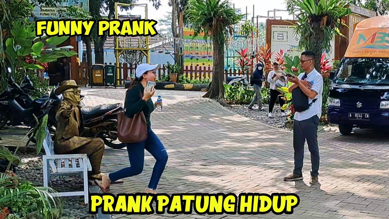MOMEN FUNNY WITH STATUE PRANK || HUMAN STATUE PRANK - YouTube