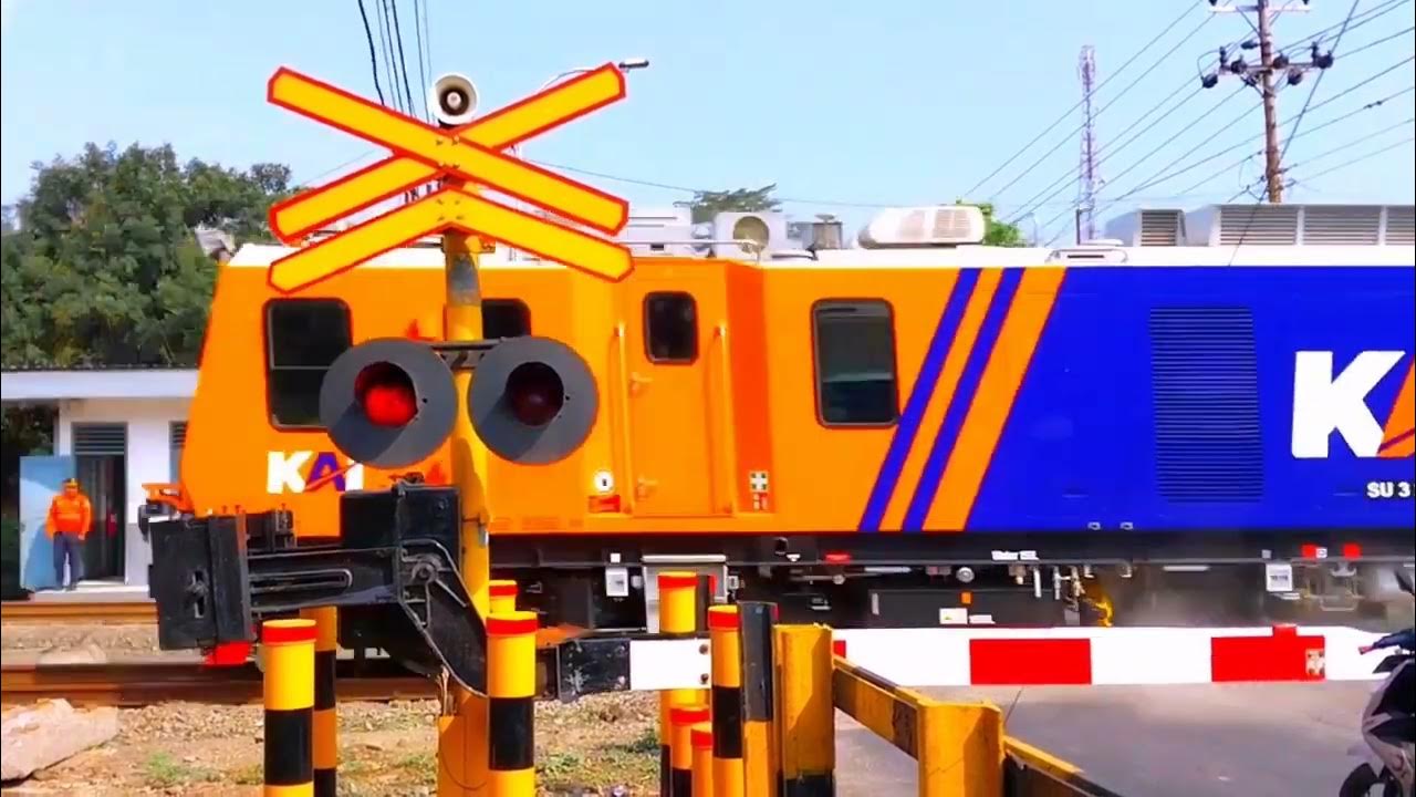 KOMPILASI KERETA API DI PALANG PINTU PERLINTASAN KA | RAILROAD CROSSING | NOVEMBER2023 - YouTube