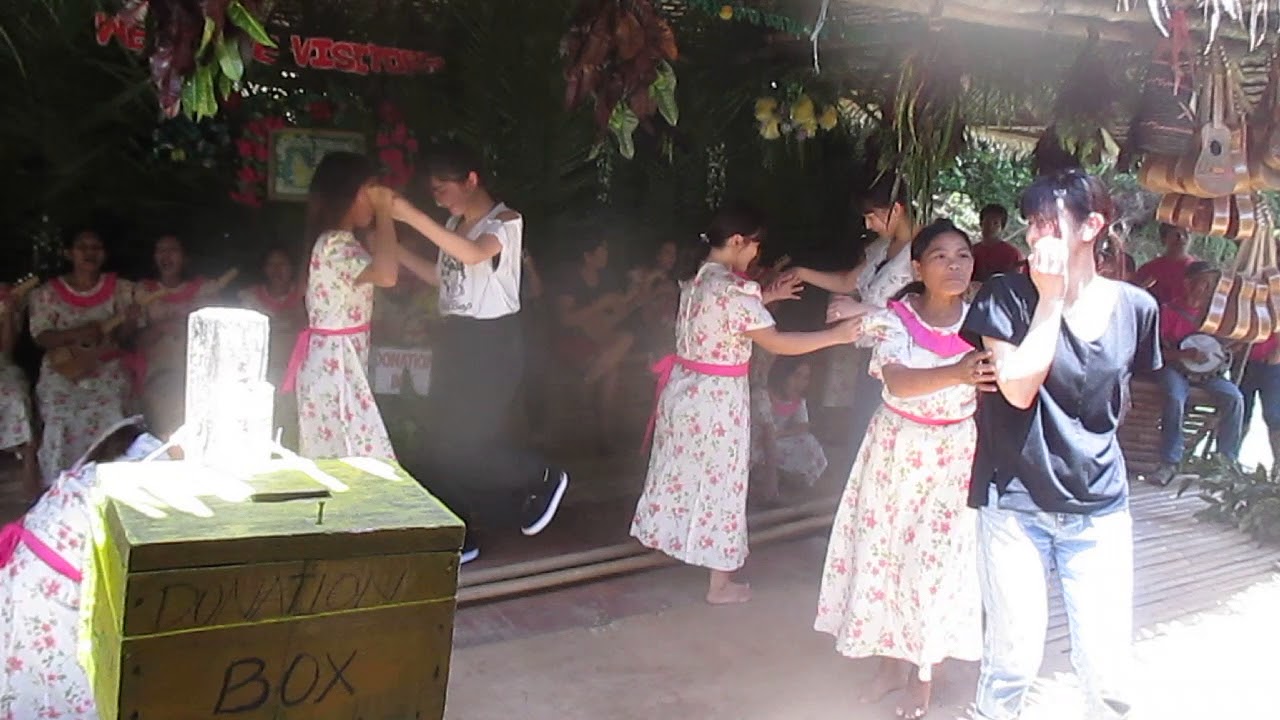 Traditional Philippine Bamboo dance - Loboc River /Bohol - YouTube