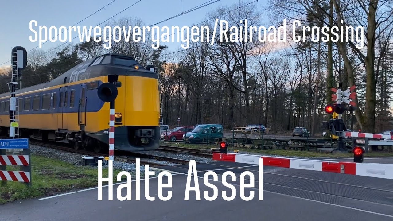 Spoorwegovergang Halte Assel - YouTube