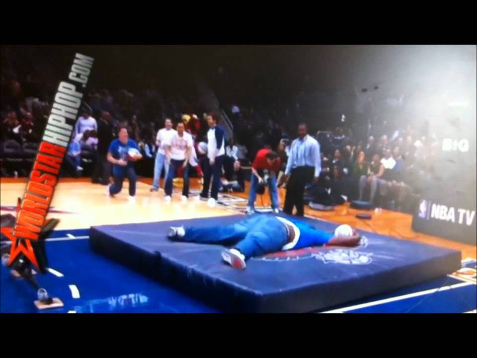 Fat man try to dunk and Fail! - YouTube
