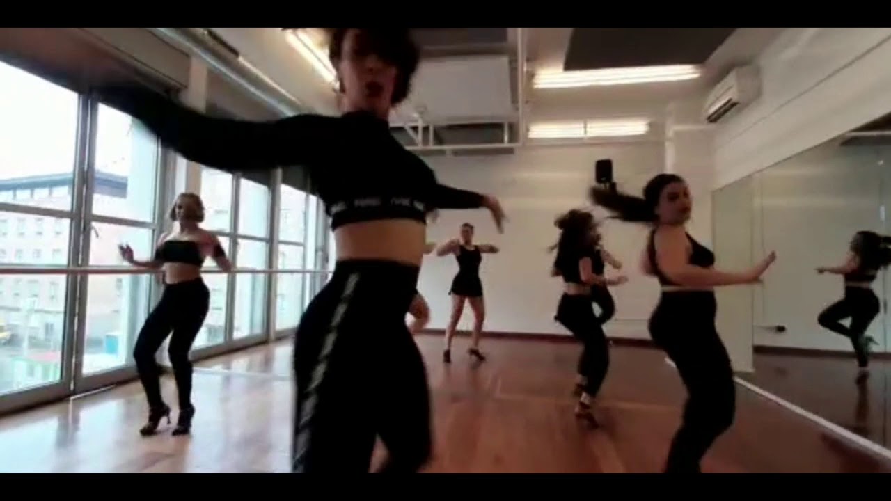 Gestualità femminile. Salsa con giulia setti - YouTube