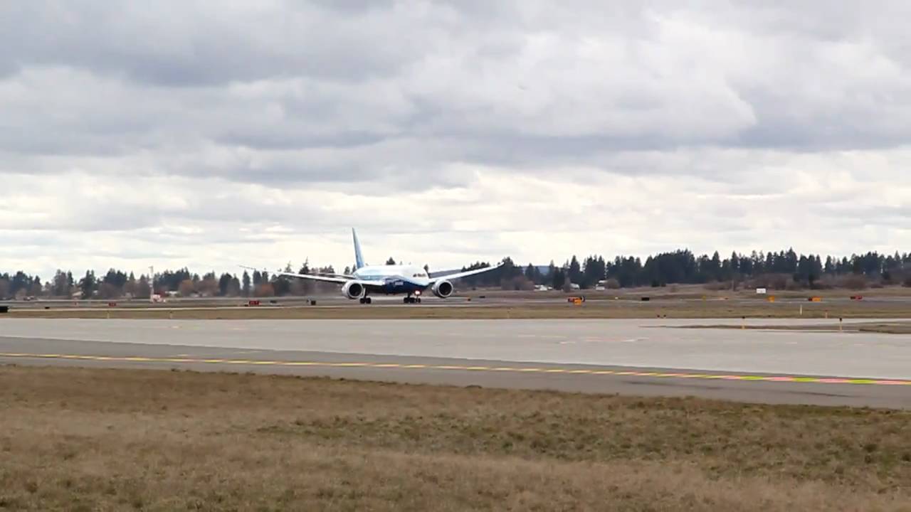 Boeing 787 tailwind take-off! - YouTube