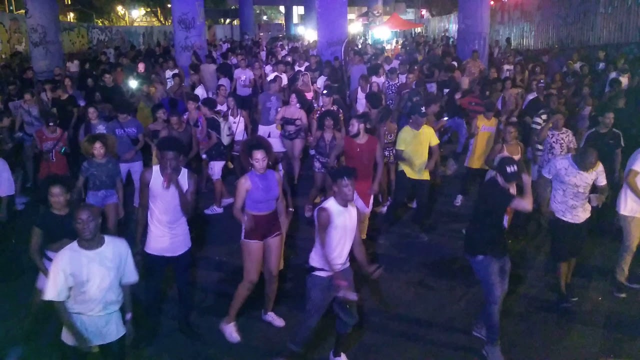 Um pouquinho do Baile Charme do Viaduto de Madureira - YouTube