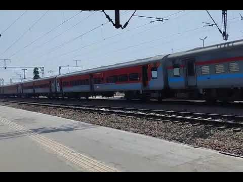Ernakulam Junction (South) - NZM/Hazrat Nizamuddin Mangala Lakshadweep Express crosses ...