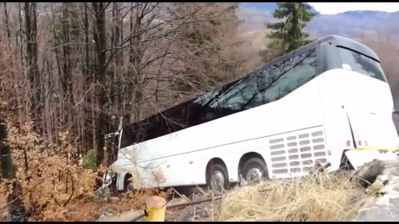 bus finds itself stuck in a mountain bend - YouTube