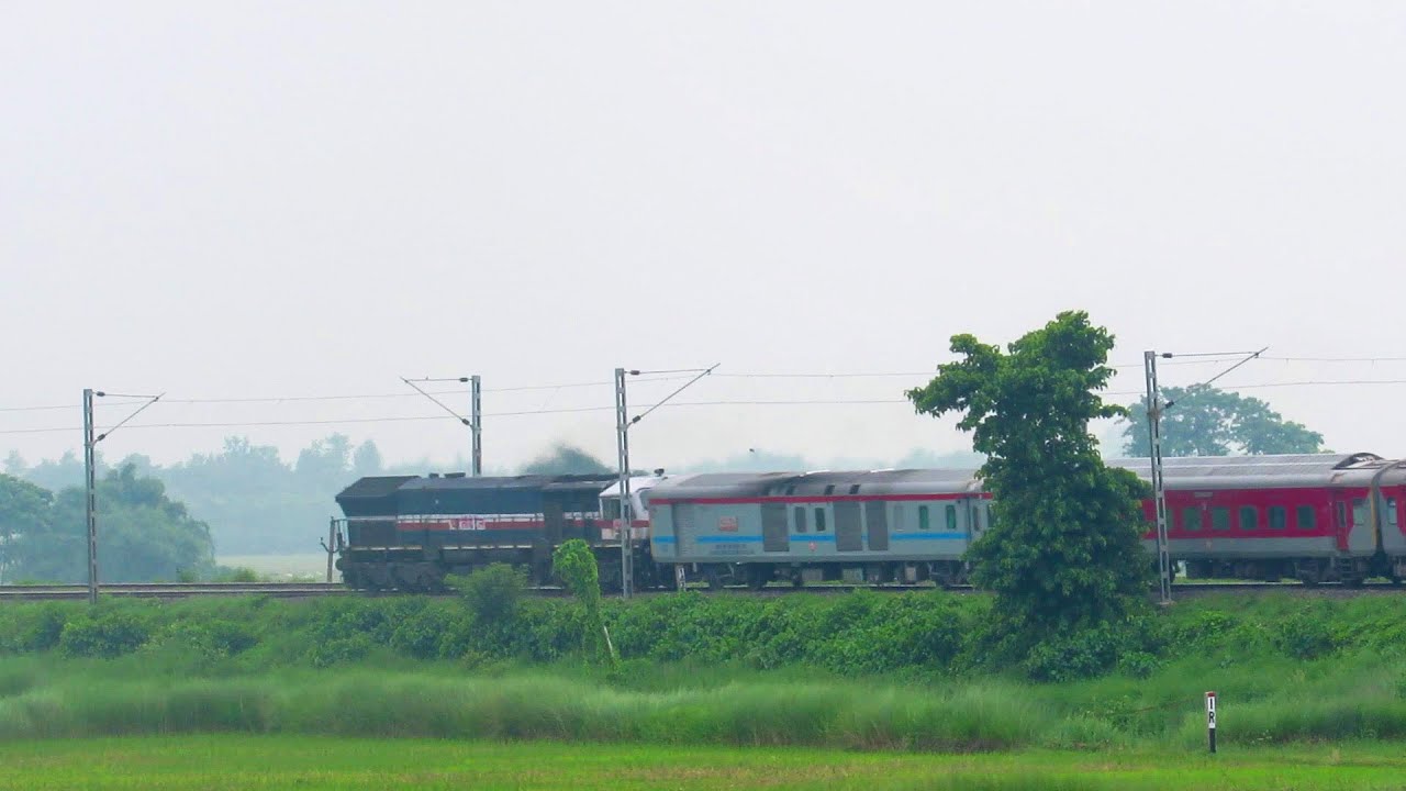 INDIAN RAILWAYS | LHF TKD WDP-4B led 20504 NDLS-DBRG Rajdhani Express ...