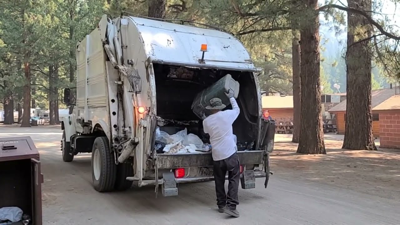 Annette's Mono Village - Leach Sanicruiser Rear loader garbage truck ...