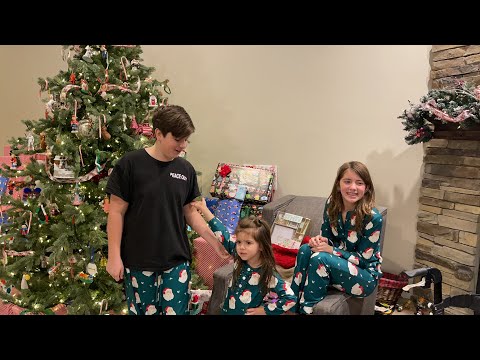 Kid’s Opening Christmas Presents 🎁 LIVE