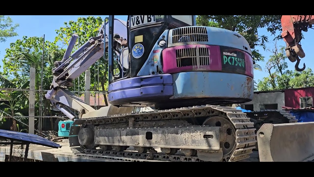 Komatsu PC75uu Unloading from Hino Profia F17E Self Loading BoomTruck ...
