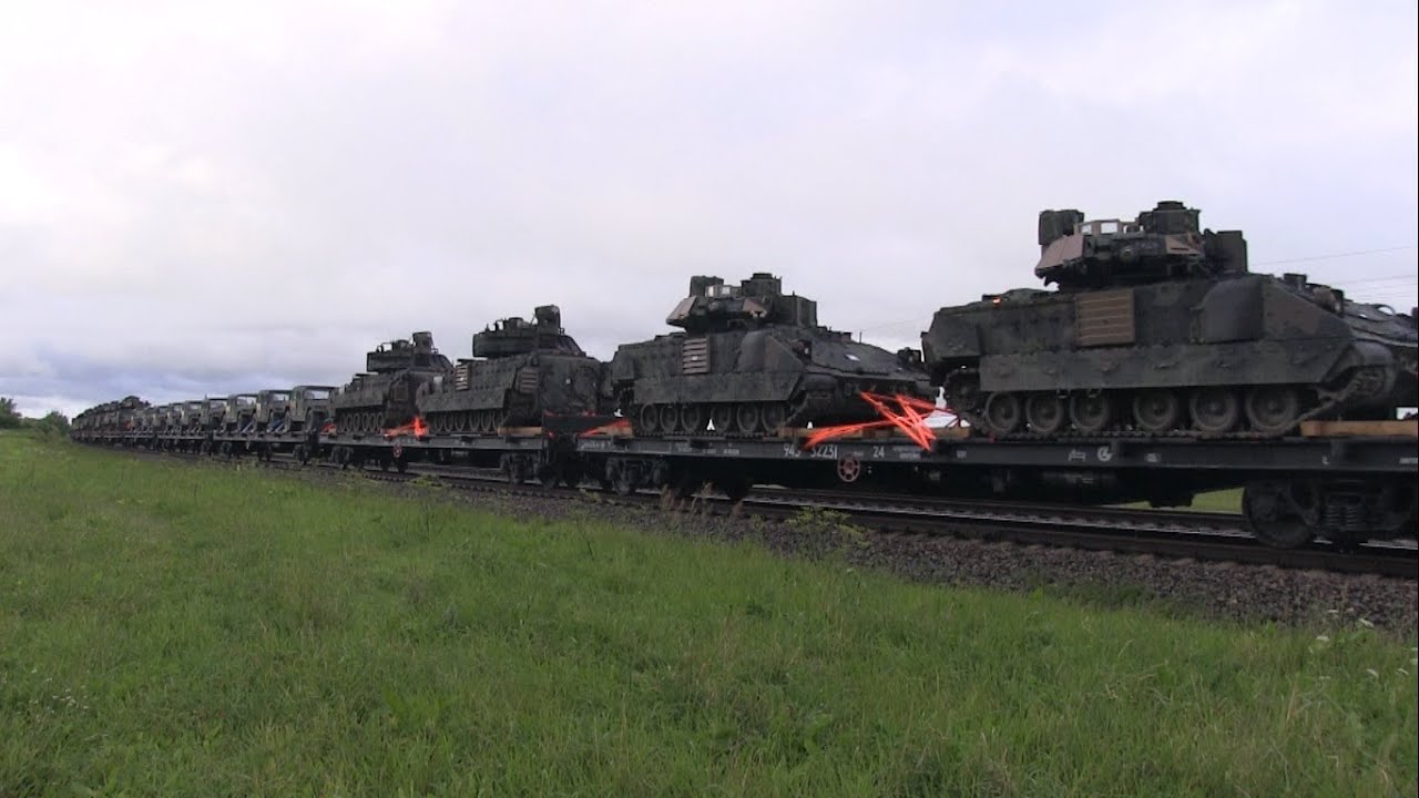 Грузовой поезд с военной техникой / Freight train loaded with military ...