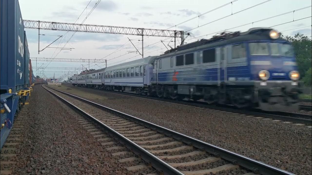 EP07 z TLK 15102 "Biebrza" przelotem przez stację Pszczółki. - YouTube