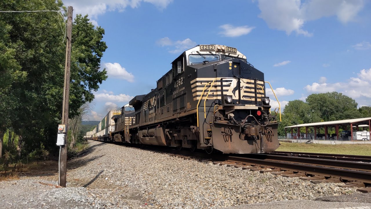 NS 4262 and NS 9957 pull NS 289 through Huntsville, AL - YouTube