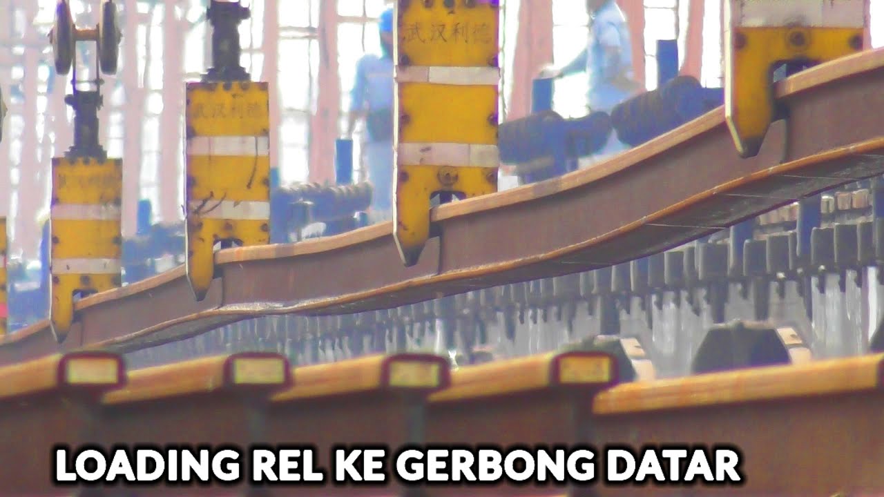 PROSES LOADING REL KE GERBONG DATAR panjang 500m sekali angkat dengan ...