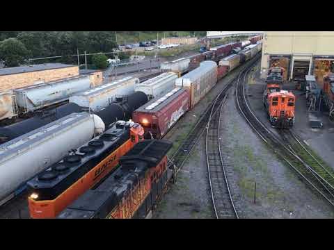 Shop and Switching action at BNSF Northtown Yards - YouTube