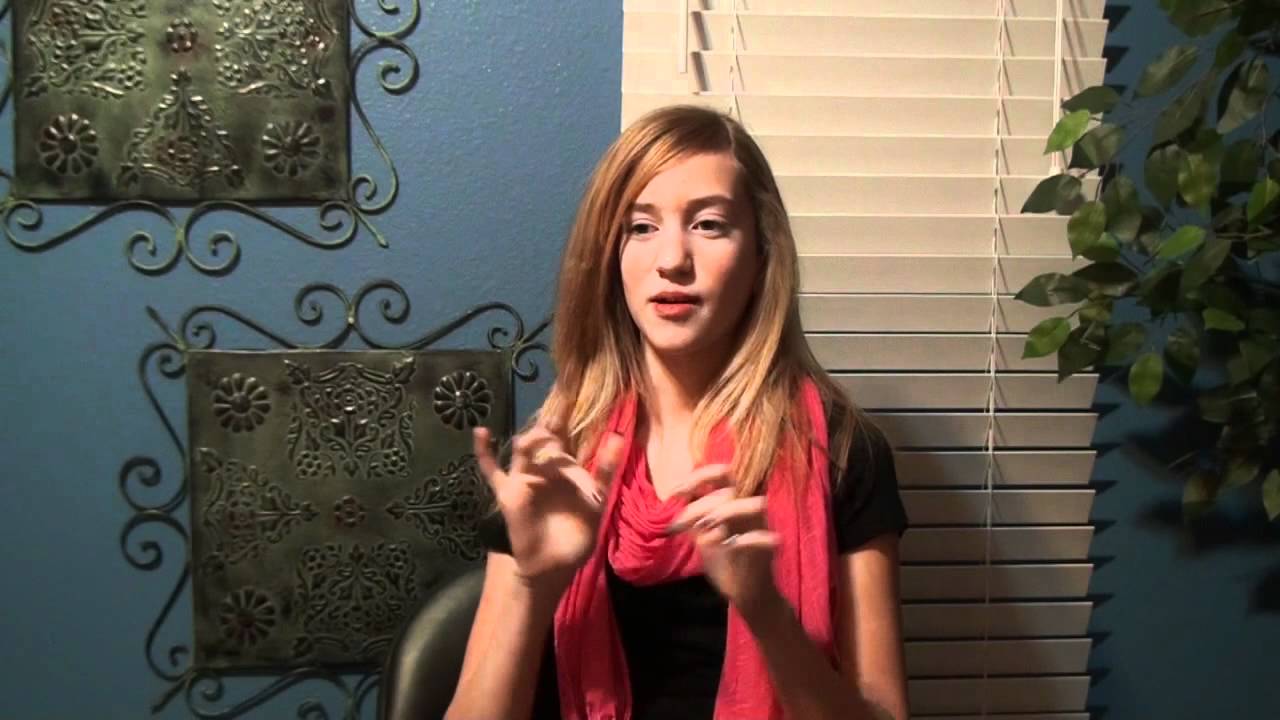 An Interview with Sarah Davis - "Meet A Deaf Person" - YouTube